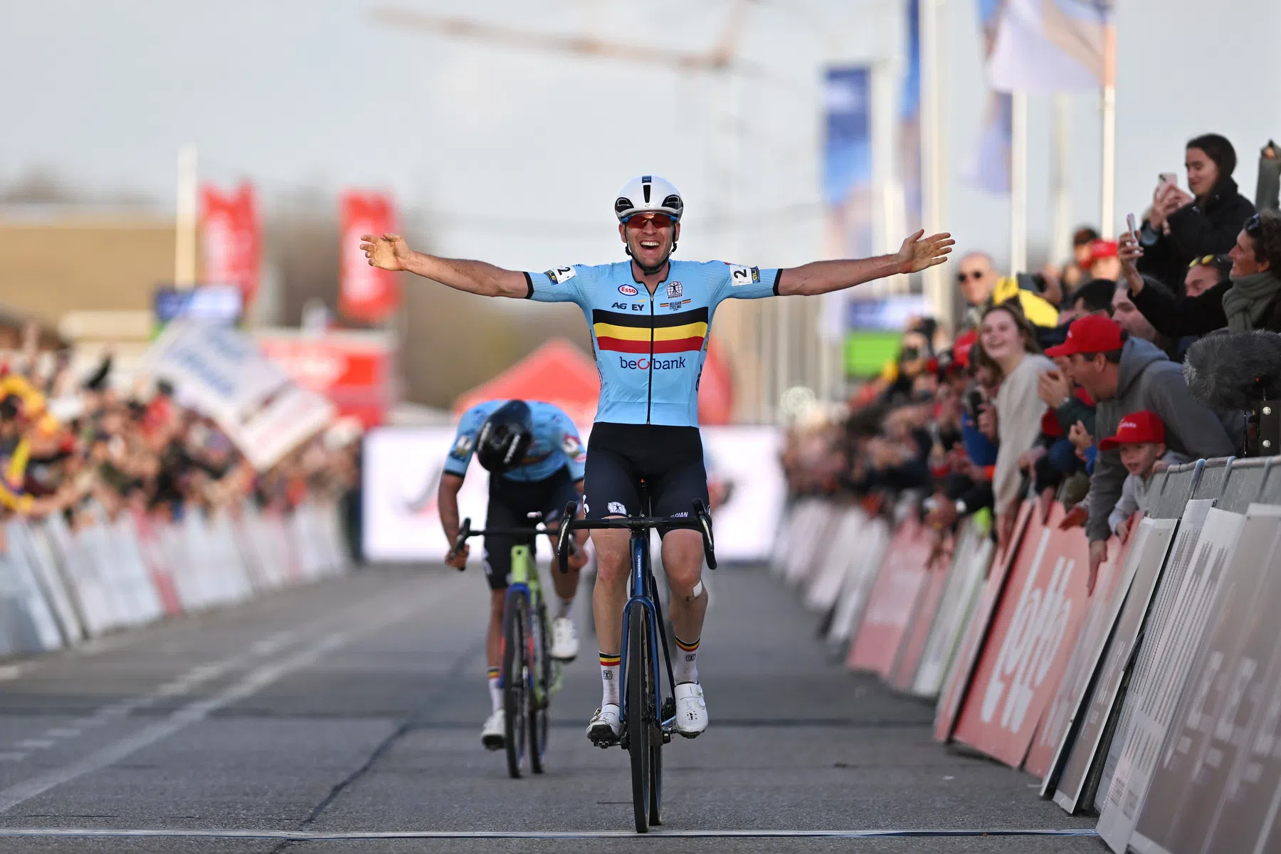 Toon Aerts wint EK veldrijden na spannende race in Middelkerke